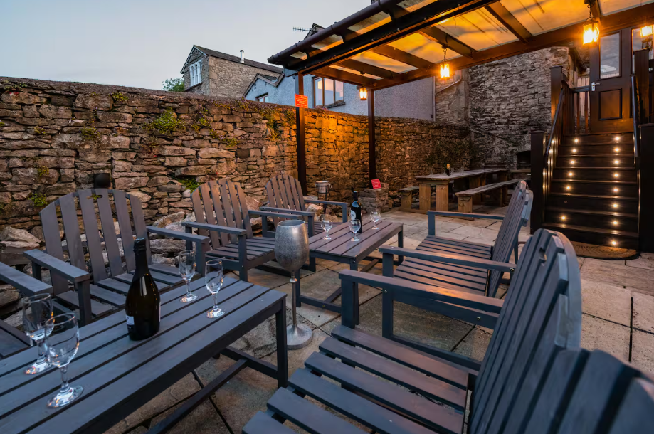 Unique Manor House with Cave Bar & Hot Tub | Mojito Events