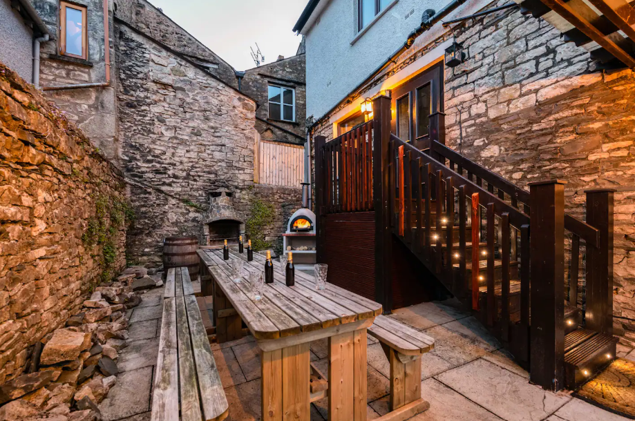 Unique Manor House with Cave Bar & Hot Tub | Mojito Events
