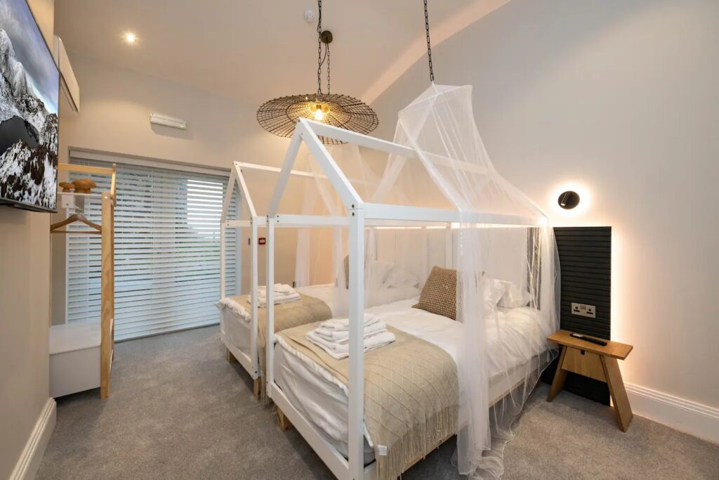 Beachside Manor House Lancashire | Sleeps 20 | Mojito Events