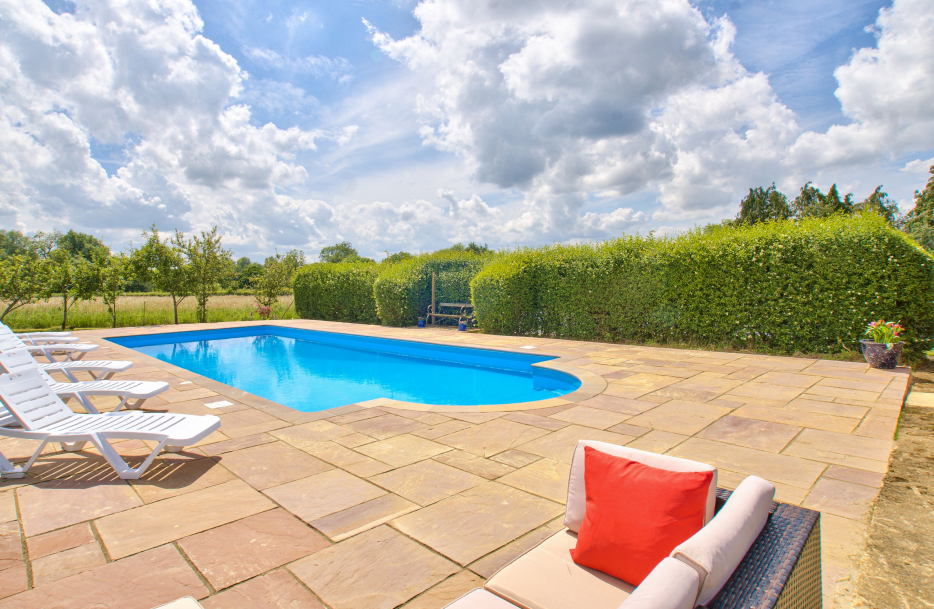 [3571] Farmhouse With Games Room, Outdoor Pool & Hot Tub in Suffolk [18 ...