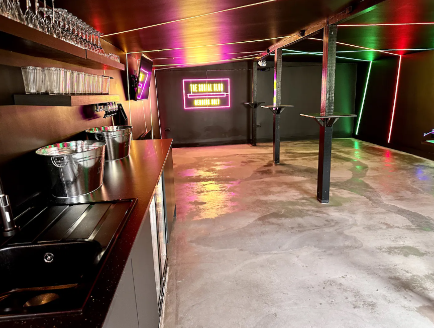 [2406] Cardiff Party house with Night Club!! [16-20 guests] | Mojito Events